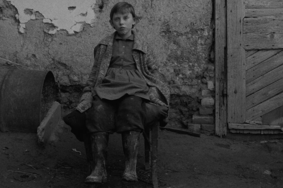 Review: Satantango (1994) - FilmiTips.Com